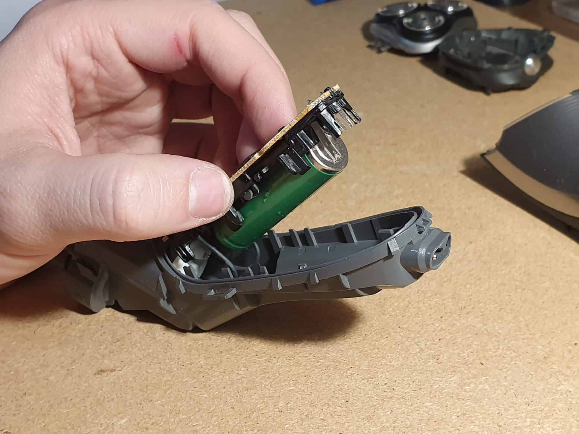 Tutorial: Akkutausch Philips PowerTouch PT920 Rasierer - MatHags Blog