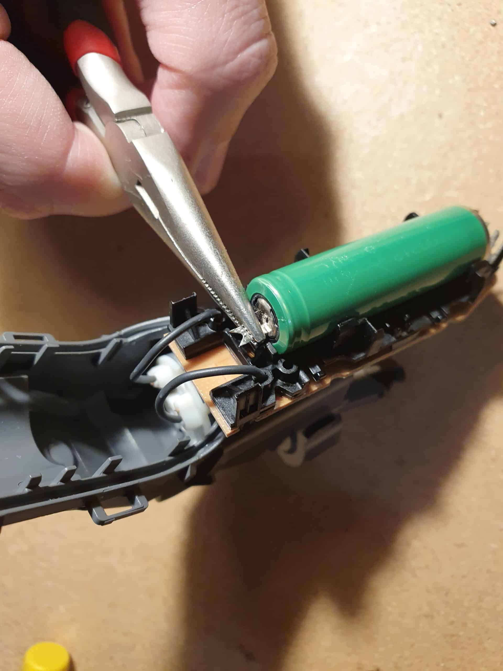 Tutorial: Akkutausch Philips PowerTouch PT920 Rasierer - MatHags Blog